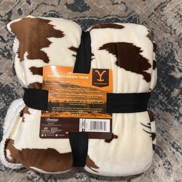 Yellowstone | Bedding | Yellowstone Silk Touch Sherpa Throw | Poshmark